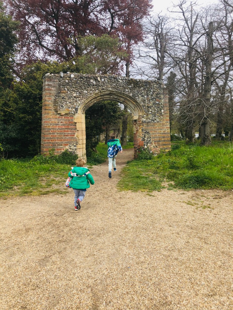 Walking in Whitlingham Country Park – That Mum Travel Life