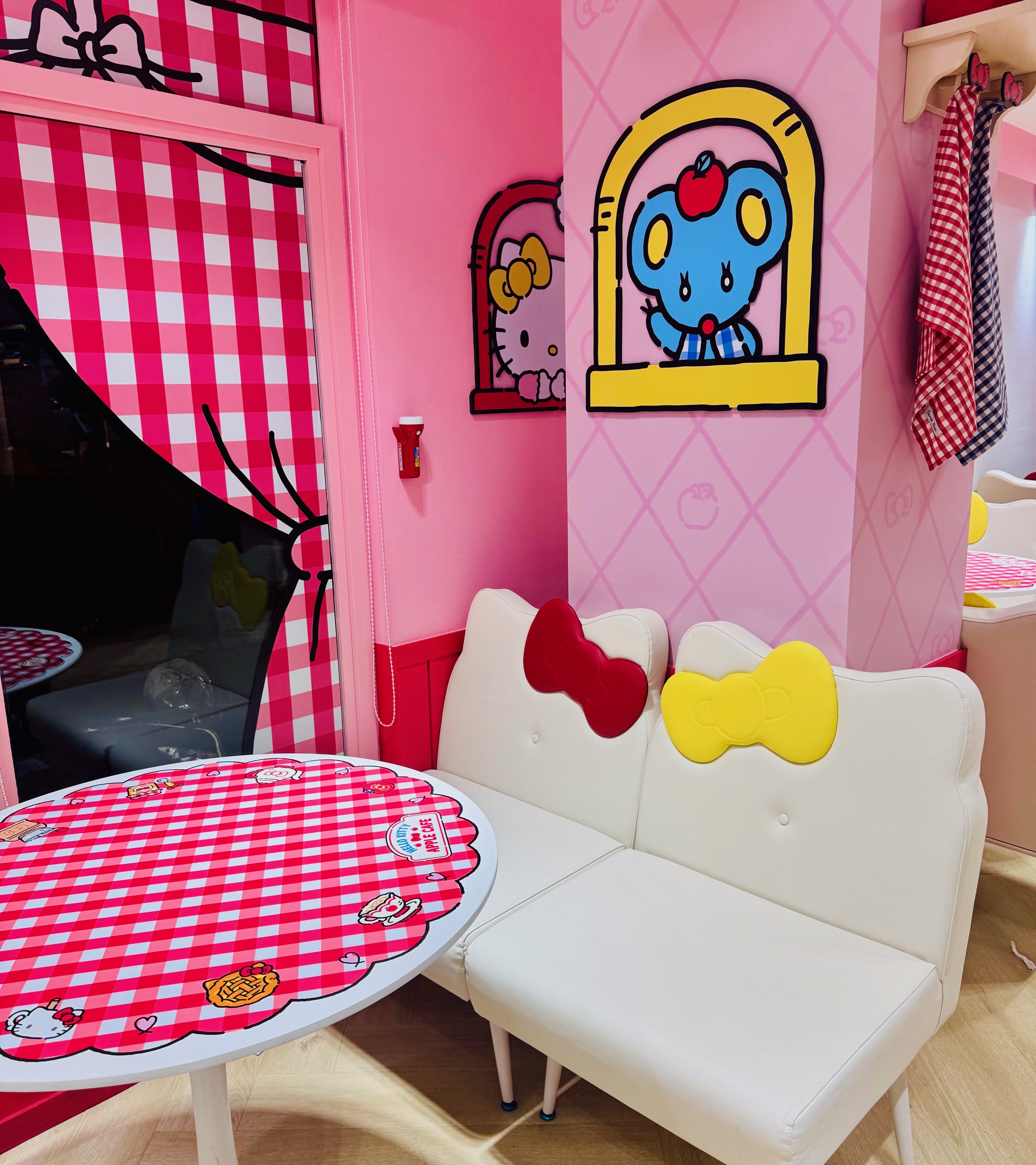 Check Out The Hello Kitty Apple Cafe In Seoul With Us – That Mum Travel ...